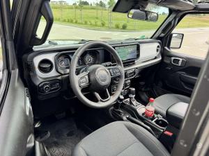 Grey Jeep Wrangler 2024 in Vilnius, with an engine capacity of 3.60 L and mileage of 15 thousand km for 37999 €, photo 17 on AUTOMOTO.COM.LV