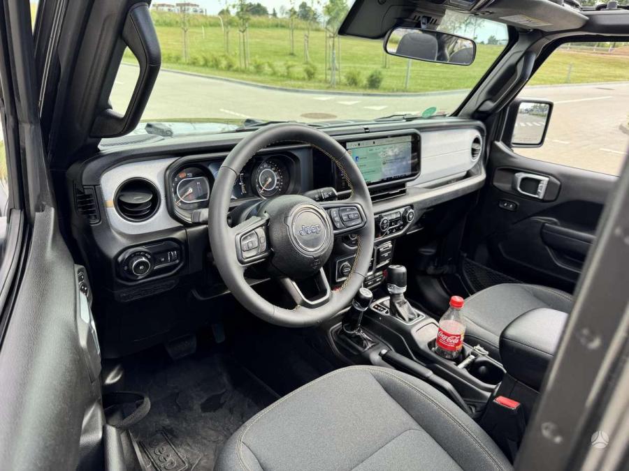 Grey Jeep Wrangler 2024 in Vilnius, with an engine capacity of 3.60 L and mileage of 15 thousand km for 37999 €, photo 17 on AUTOMOTO.COM.LV