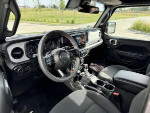 Grey Jeep Wrangler 2024 in Vilnius, with an engine capacity of 3.60 L and mileage of 15 thousand km for 37999 €, photo 20 on AUTOMOTO.COM.LV