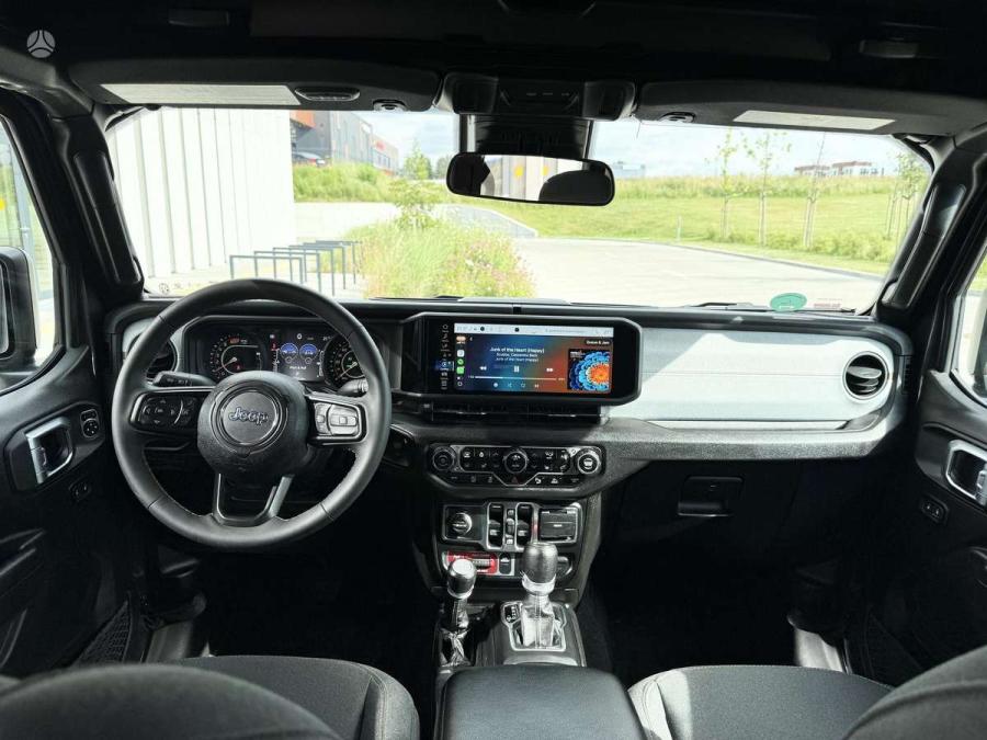 Grey Jeep Wrangler 2024 in Vilnius, with an engine capacity of 3.60 L and mileage of 15 thousand km for 37999 €, photo 21 on AUTOMOTO.COM.LV