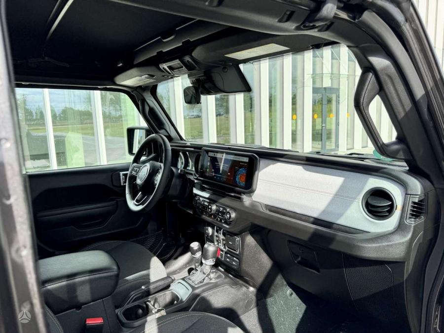Grey Jeep Wrangler 2024 in Vilnius, with an engine capacity of 3.60 L and mileage of 15 thousand km for 37999 €, photo 22 on AUTOMOTO.COM.LV