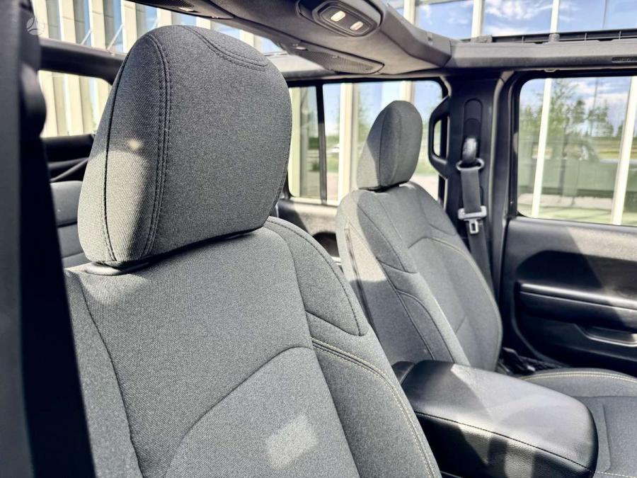 Grey Jeep Wrangler 2024 in Vilnius, with an engine capacity of 3.60 L and mileage of 15 thousand km for 37999 €, photo 23 on AUTOMOTO.COM.LV
