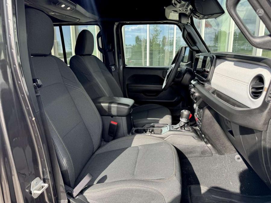 Grey Jeep Wrangler 2024 in Vilnius, with an engine capacity of 3.60 L and mileage of 15 thousand km for 37999 €, photo 24 on AUTOMOTO.COM.LV
