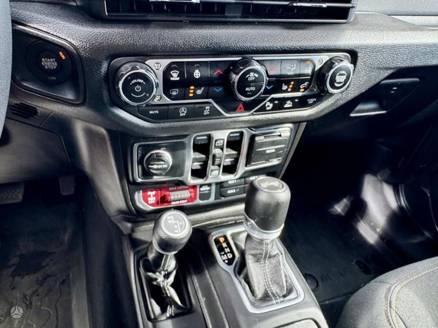 Grey Jeep Wrangler 2024 in Vilnius, with an engine capacity of 3.60 L and mileage of 15 thousand km for 37999 €, photo 28 on AUTOMOTO.COM.LV