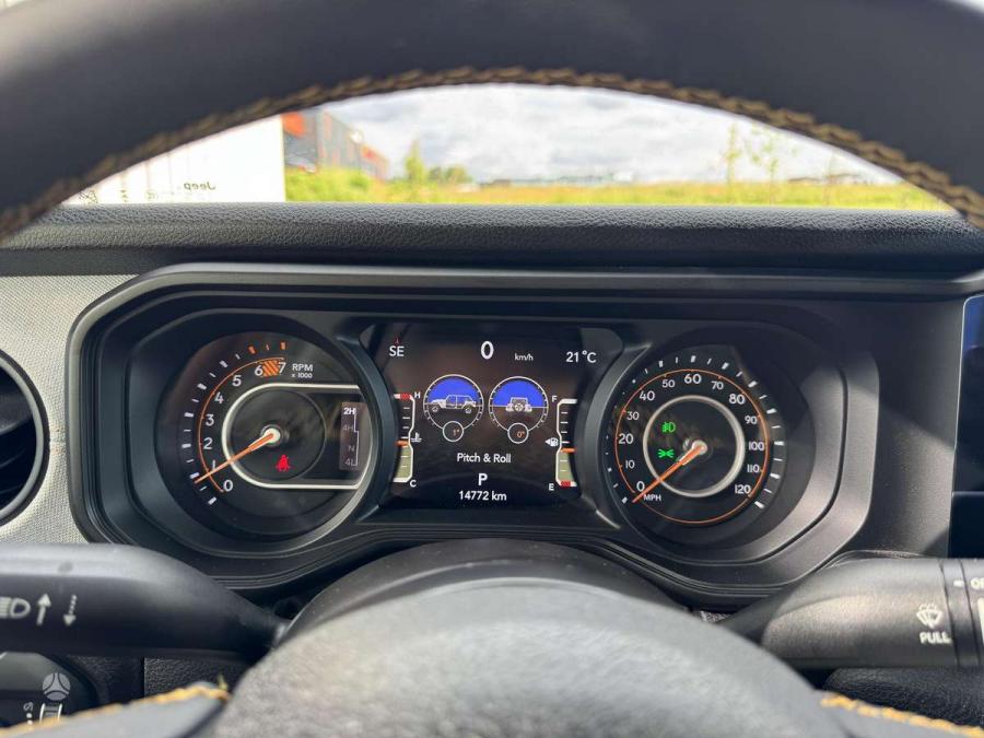 Grey Jeep Wrangler 2024 in Vilnius, with an engine capacity of 3.60 L and mileage of 15 thousand km for 37999 €, photo 34 on AUTOMOTO.COM.LV