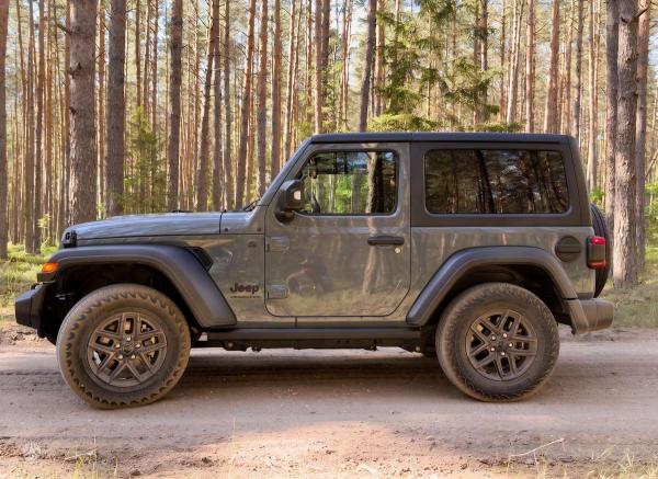 Pelēks Jeep Wrangler 2024 Kauņa, ar dzinēja tilpumu 3.60 L un nobraukumu 19 tūkst. km par 33900 €, foto 8 vietnē AUTOMOTO.COM.LV