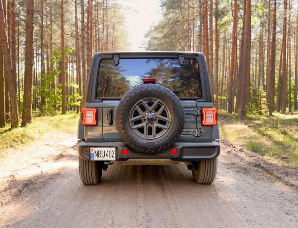 Pelēks Jeep Wrangler 2024 Kauņa, ar dzinēja tilpumu 3.60 L un nobraukumu 19 tūkst. km par 33900 €, foto 9 vietnē AUTOMOTO.COM.LV