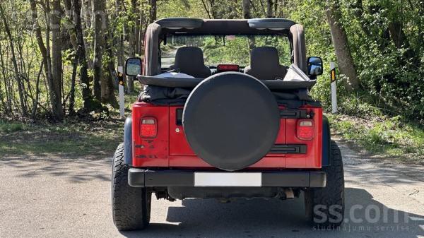 Red Jeep Wrangler 2005 in Riga, with an engine capacity of 4.00 L and mileage of 121 thousand km for 10500 €, photo 5 on AUTOMOTO.COM.LV