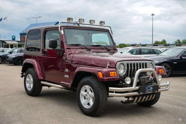 Sarkans Jeep Wrangler 2003 Marijampole, ar dzinēja tilpumu 4.00 L un nobraukumu 22 tūkst. km par 18850 €, foto 1 vietnē AUTOMOTO.COM.LV