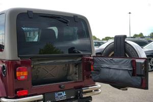 Sarkans Jeep Wrangler 2003 Marijampole, ar dzinēja tilpumu 4.00 L un nobraukumu 22 tūkst. km par 18850 €, foto 15 vietnē AUTOMOTO.COM.LV