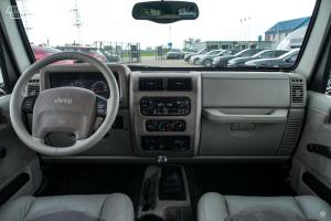 Sarkans Jeep Wrangler 2003 Marijampole, ar dzinēja tilpumu 4.00 L un nobraukumu 22 tūkst. km par 18850 €, foto 16 vietnē AUTOMOTO.COM.LV