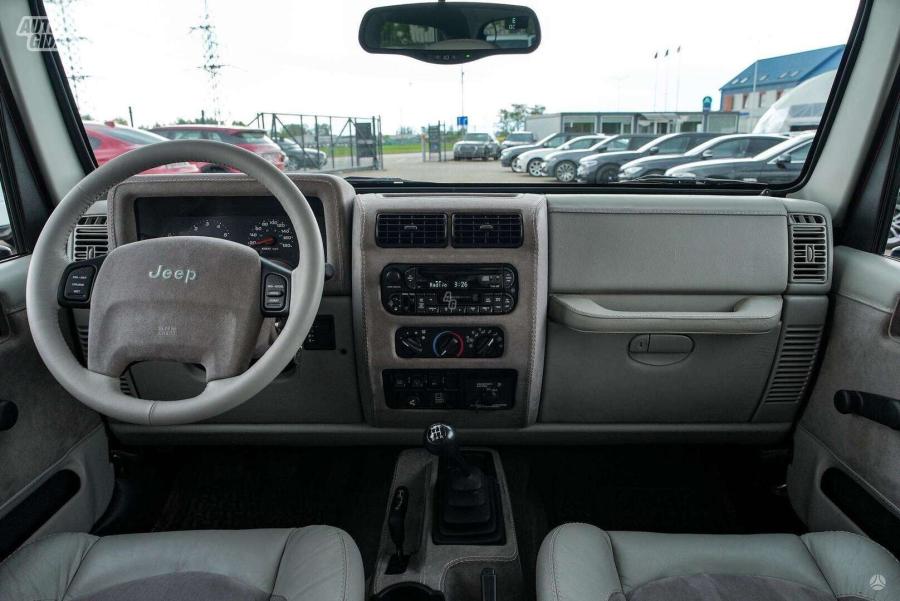 Sarkans Jeep Wrangler 2003 Marijampole, ar dzinēja tilpumu 4.00 L un nobraukumu 22 tūkst. km par 18850 €, foto 16 vietnē AUTOMOTO.COM.LV