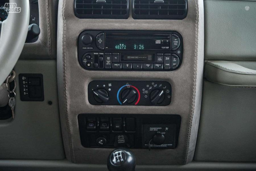 Sarkans Jeep Wrangler 2003 Marijampole, ar dzinēja tilpumu 4.00 L un nobraukumu 22 tūkst. km par 18850 €, foto 19 vietnē AUTOMOTO.COM.LV