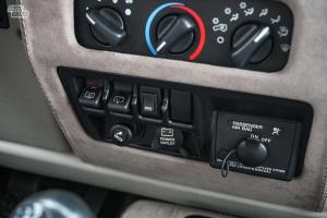 Sarkans Jeep Wrangler 2003 Marijampole, ar dzinēja tilpumu 4.00 L un nobraukumu 22 tūkst. km par 18850 €, foto 20 vietnē AUTOMOTO.COM.LV
