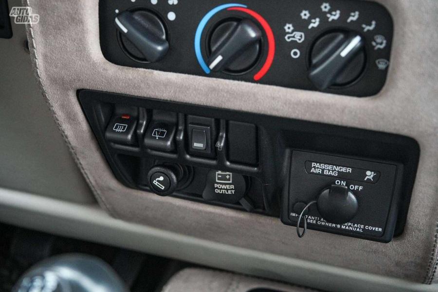 Sarkans Jeep Wrangler 2003 Marijampole, ar dzinēja tilpumu 4.00 L un nobraukumu 22 tūkst. km par 18850 €, foto 20 vietnē AUTOMOTO.COM.LV