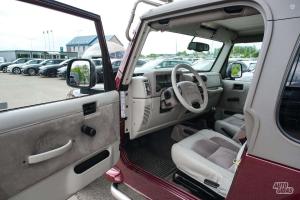 Sarkans Jeep Wrangler 2003 Marijampole, ar dzinēja tilpumu 4.00 L un nobraukumu 22 tūkst. km par 18850 €, foto 24 vietnē AUTOMOTO.COM.LV