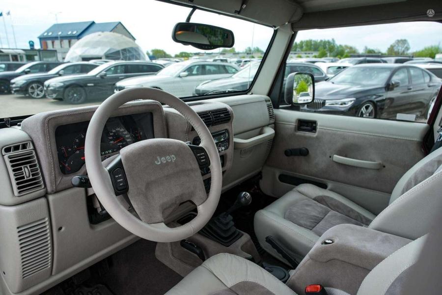 Sarkans Jeep Wrangler 2003 Marijampole, ar dzinēja tilpumu 4.00 L un nobraukumu 22 tūkst. km par 18850 €, foto 25 vietnē AUTOMOTO.COM.LV