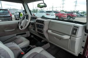 Sarkans Jeep Wrangler 2003 Marijampole, ar dzinēja tilpumu 4.00 L un nobraukumu 22 tūkst. km par 18850 €, foto 29 vietnē AUTOMOTO.COM.LV