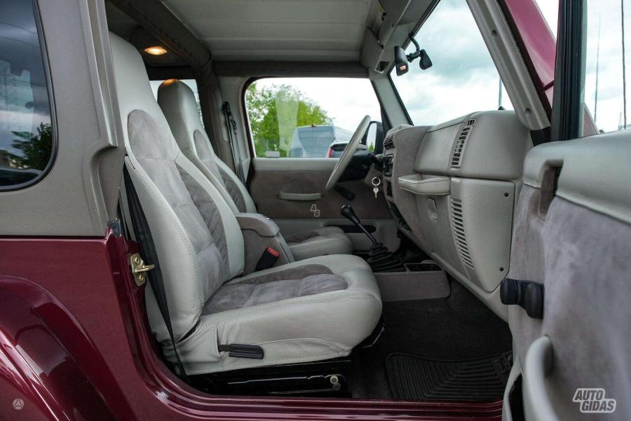 Sarkans Jeep Wrangler 2003 Marijampole, ar dzinēja tilpumu 4.00 L un nobraukumu 22 tūkst. km par 18850 €, foto 30 vietnē AUTOMOTO.COM.LV