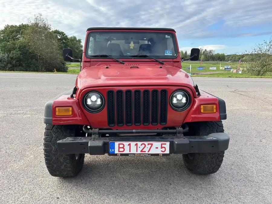 Red Jeep Wrangler 2003 in Grobiņa, with an engine capacity of 4.00 L and mileage of 280 thousand km for 12000 €, photo 3 on AUTOMOTO.COM.LV