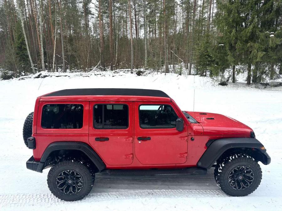 Red Jeep Wrangler 2018 in Vilnius, with an engine capacity of 2.00 L and mileage of 160 thousand km for 28500 €, photo 5 on AUTOMOTO.COM.LV