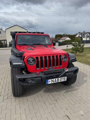 Sarkans Jeep Wrangler 2018 Viļņa, ar dzinēja tilpumu 3.60 L un nobraukumu 123 tūkst. km par 35000 €, foto  vietnē AUTOMOTO.COM.LV