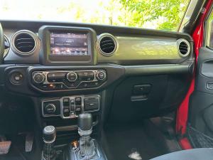 Sarkans Jeep Wrangler 2020 Viļņa, ar dzinēja tilpumu 2.00 L un nobraukumu 59 tūkst. km par 24900 €, foto 23 vietnē AUTOMOTO.COM.LV