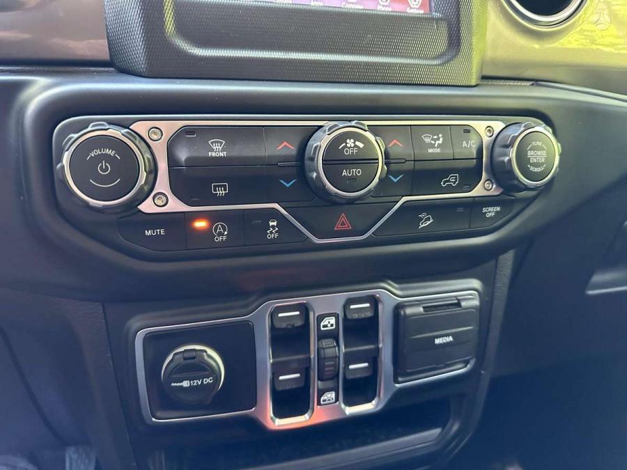 Sarkans Jeep Wrangler 2020 Viļņa, ar dzinēja tilpumu 2.00 L un nobraukumu 59 tūkst. km par 24900 €, foto 25 vietnē AUTOMOTO.COM.LV