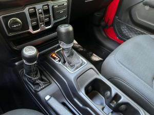 Sarkans Jeep Wrangler 2020 Viļņa, ar dzinēja tilpumu 2.00 L un nobraukumu 59 tūkst. km par 24900 €, foto 26 vietnē AUTOMOTO.COM.LV