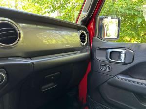 Sarkans Jeep Wrangler 2020 Viļņa, ar dzinēja tilpumu 2.00 L un nobraukumu 59 tūkst. km par 24900 €, foto 35 vietnē AUTOMOTO.COM.LV
