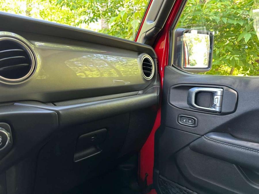 Sarkans Jeep Wrangler 2020 Viļņa, ar dzinēja tilpumu 2.00 L un nobraukumu 59 tūkst. km par 24900 €, foto 35 vietnē AUTOMOTO.COM.LV