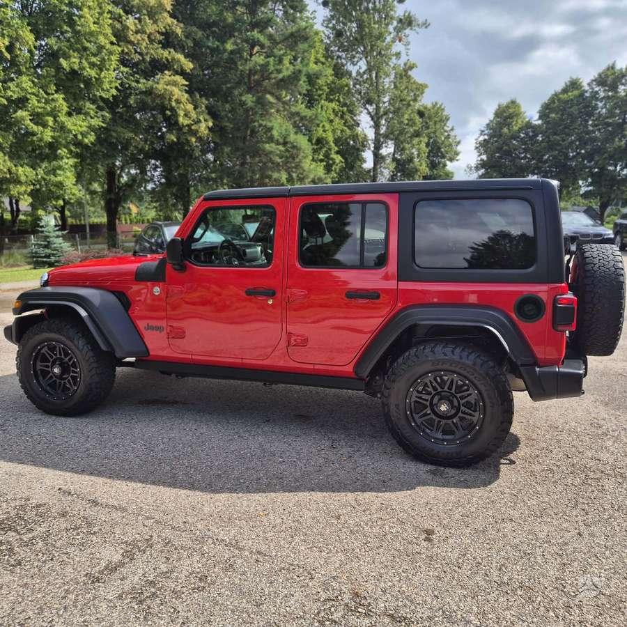 Red Jeep Wrangler 2020 in Kazlu Ruda, with an engine capacity of 3.60 L and mileage of 92 thousand km for 34900 €, photo 4 on AUTOMOTO.COM.LV