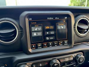 Sarkans Jeep Wrangler 2020 Viļņa, ar dzinēja tilpumu 2.00 L un nobraukumu 94 tūkst. km par 28999 €, foto 28 vietnē AUTOMOTO.COM.LV