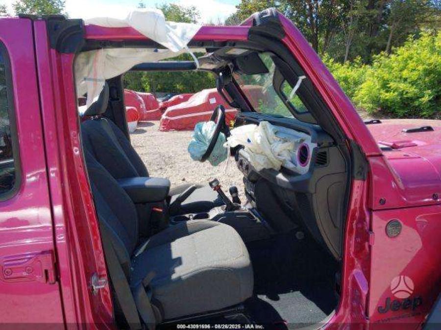 Red Jeep Wrangler 2024 in Vilnius, with an engine capacity of 3.60 L and mileage of 256 thousand km for 14999 €, photo 5 on AUTOMOTO.COM.LV
