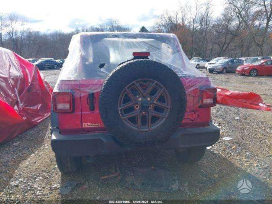Red Jeep Wrangler 2024 in Vilnius, with an engine capacity of 3.60 L and mileage of 256 thousand km for 14999 €, photo 17 on AUTOMOTO.COM.LV