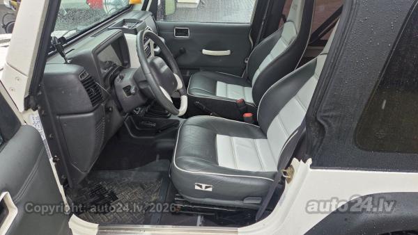 White Jeep Wrangler 2000 in Tallinn, with an engine capacity of 2.50 L and mileage of 124 thousand km for 16600 €, photo 6 on AUTOMOTO.COM.LV