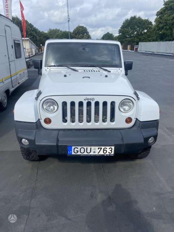 White Jeep Wrangler 2013 in Vilnius, with an engine capacity of 2.78 L and mileage of 146 thousand km for 19500 €, photo 3 on AUTOMOTO.COM.LV