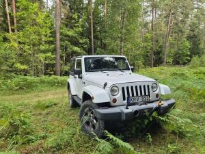 White Jeep Wrangler 2013 in Vilnius, with an engine capacity of 3.60 L and mileage of 185 thousand km for 15000 €, photo  on AUTOMOTO.COM.LV