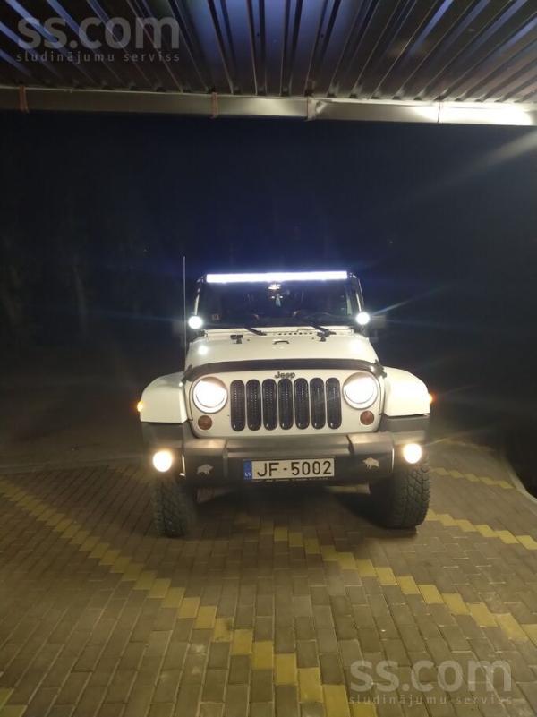 White Jeep Wrangler 2013 in Preili, with an engine capacity of 2.80 L and mileage of 174 thousand km for 19500 €, photo 1 on AUTOMOTO.COM.LV