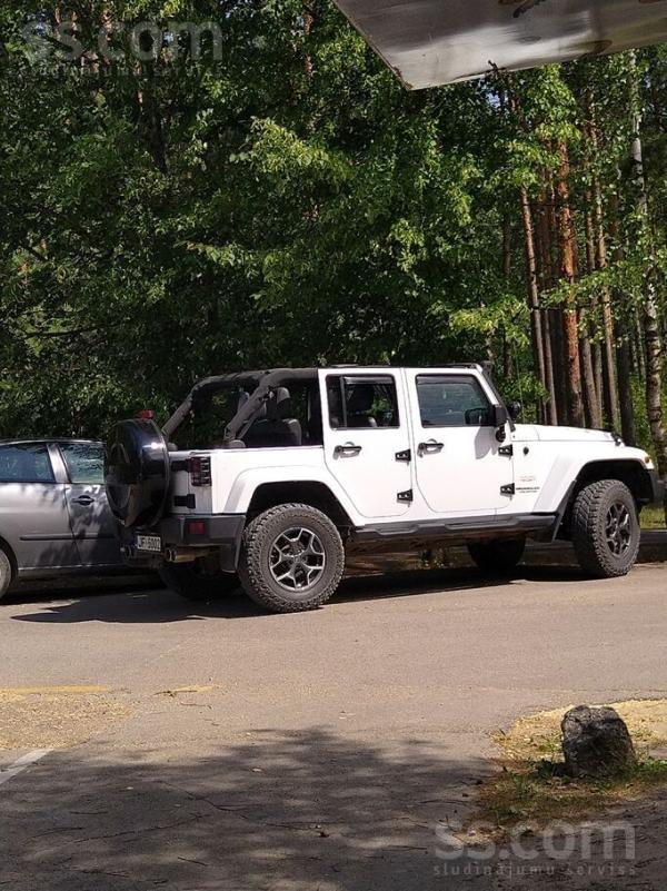 White Jeep Wrangler 2013 in Preili, with an engine capacity of 2.80 L and mileage of 174 thousand km for 19500 €, photo 2 on AUTOMOTO.COM.LV