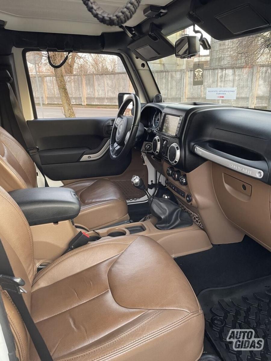 Balts Jeep Wrangler 2014 Panevēža, ar dzinēja tilpumu 3.60 L un nobraukumu 106 tūkst. km par 25999 €, foto 7 vietnē AUTOMOTO.COM.LV