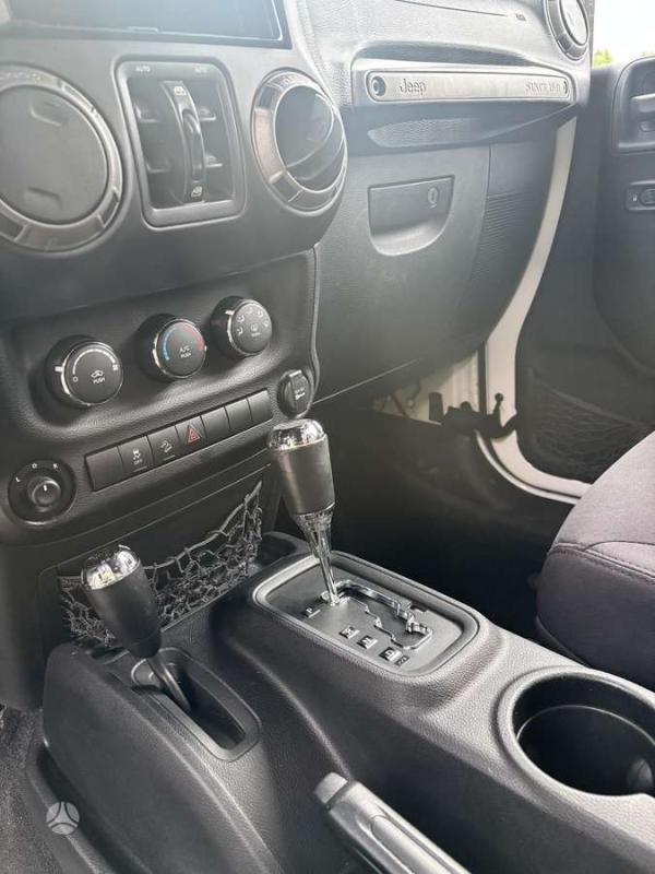 White Jeep Wrangler 2015 in Klaipeda, with an engine capacity of 3.60 L and mileage of 267 thousand km for 7999 €, photo 8 on AUTOMOTO.COM.LV