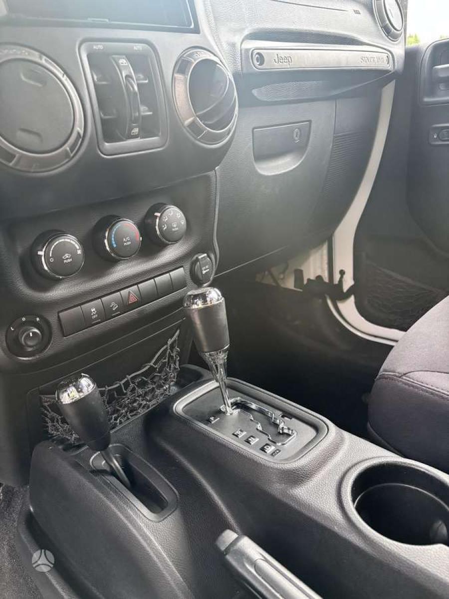 Balts Jeep Wrangler 2015 Klaipėda, ar dzinēja tilpumu 3.60 L un nobraukumu 267 tūkst. km par 7999 €, foto 9 vietnē AUTOMOTO.COM.LV