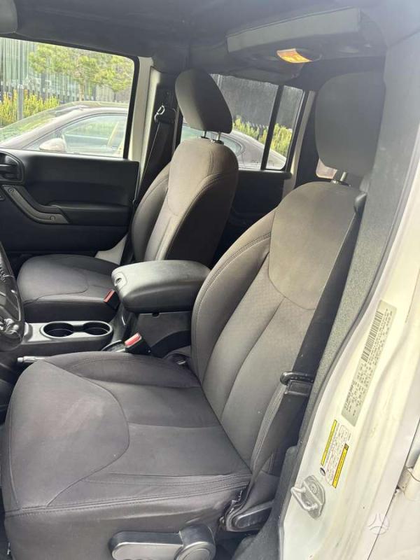 White Jeep Wrangler 2015 in Klaipeda, with an engine capacity of 3.60 L and mileage of 267 thousand km for 7999 €, photo 10 on AUTOMOTO.COM.LV