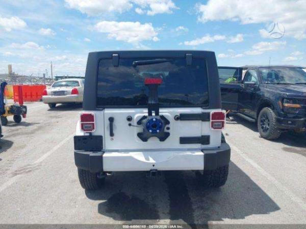 White Jeep Wrangler 2016 in Klaipeda, with an engine capacity of 3.60 L and mileage of 235 thousand km for 13999 €, photo 6 on AUTOMOTO.COM.LV
