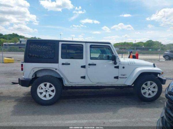 White Jeep Wrangler 2016 in Klaipeda, with an engine capacity of 3.60 L and mileage of 235 thousand km for 13999 €, photo 8 on AUTOMOTO.COM.LV