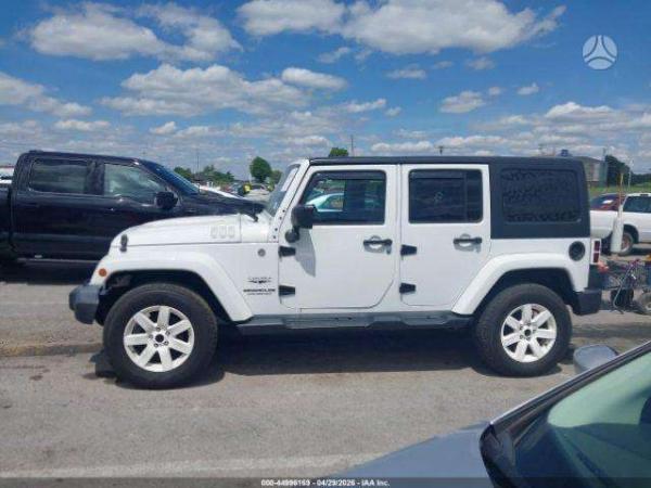 White Jeep Wrangler 2016 in Klaipeda, with an engine capacity of 3.60 L and mileage of 235 thousand km for 13999 €, photo 9 on AUTOMOTO.COM.LV