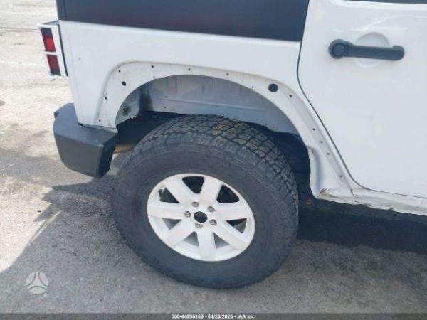 White Jeep Wrangler 2016 in Klaipeda, with an engine capacity of 3.60 L and mileage of 235 thousand km for 13999 €, photo 10 on AUTOMOTO.COM.LV