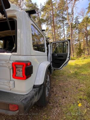 White Jeep Wrangler 2021 in Tallinn, with an engine capacity of 2.00 L and mileage of 140 thousand km for 44900 €, photo 8 on AUTOMOTO.COM.LV
