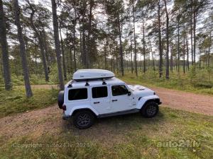 White Jeep Wrangler 2021 in Tallinn, with an engine capacity of 2.00 L and mileage of 140 thousand km for 44900 €, photo 11 on AUTOMOTO.COM.LV